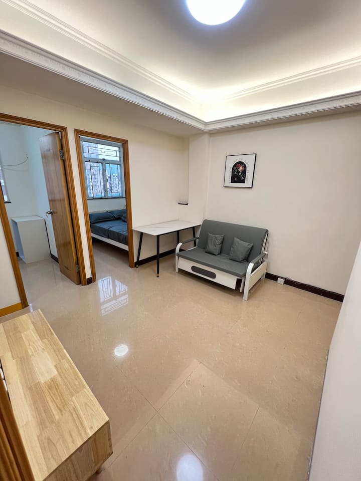 九龍太子地鐵站 7分鐘 城市中心500呎四個房一廳乾淨整潔房間大  舒服 家庭旅客多床 - Hong Kong