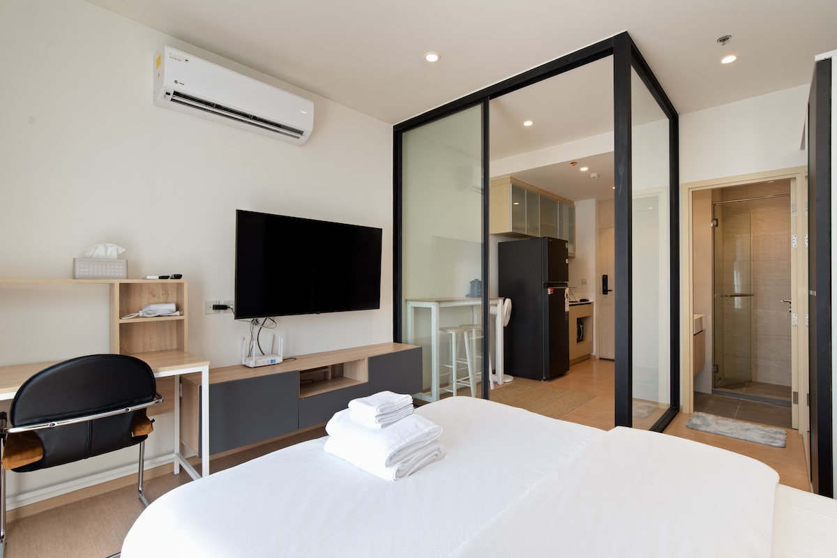 Ekkamai BTS Retreat | Hot Tub & Pool 1BR - Apartments for Rent in ...