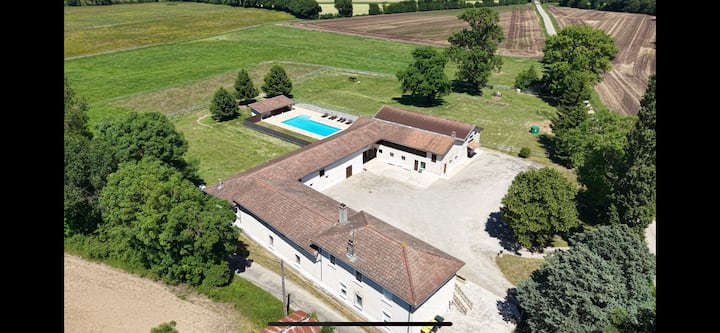 Grande Propriété Avec Salle, 3 Gîtes 21 Couchages - Ain