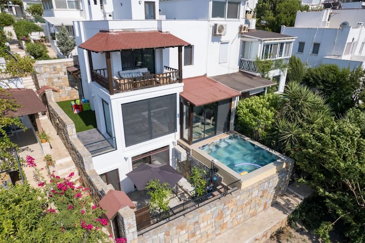 Bodrum Bitez'de Deniz Manzaralı Isıtmalı Villa - Bodrum