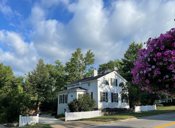 Historic Downtown Hudson Home - Aurora, OH