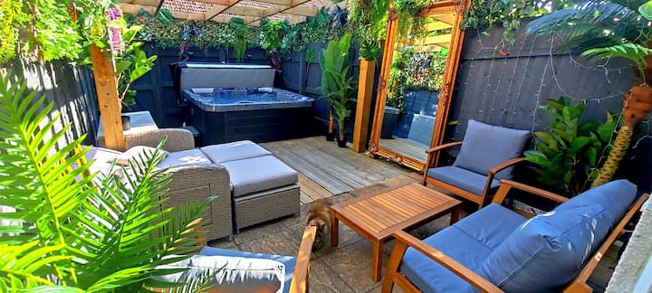 Dark Luxe Townhouse Escape - Central Lincoln - Lincoln