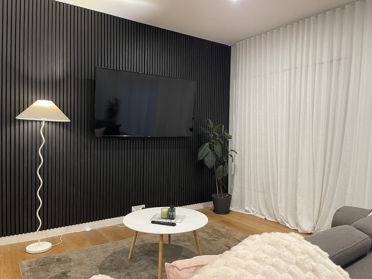 Spacious Home | 4 BR Sleeps 9 | Near CBD & Airport - Maisons à louer à ...