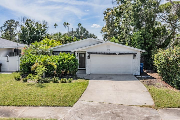 4 Beds Home Fenced Yard Spacious - St. Petersburg, FL