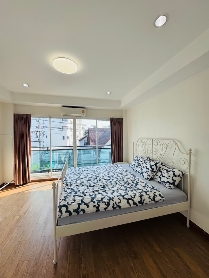 Group Stay 4br • 3 Bath • Walk To Mrt & Eats - Bangkok