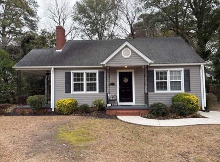 Cozy 3br W/ Porch Near Downtown Fayetteville - Fayetteville, NC