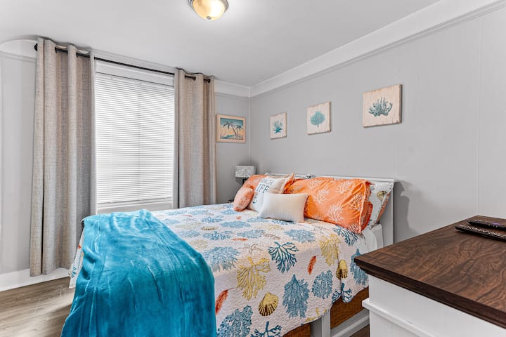 Miles From The Nautical Mile! Upper 2 Bdm/1 Bath - Warren, MI