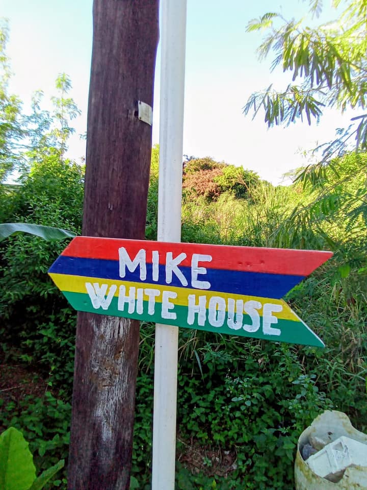 The White House With Garden Near Mont Choisy Beach - Maurice