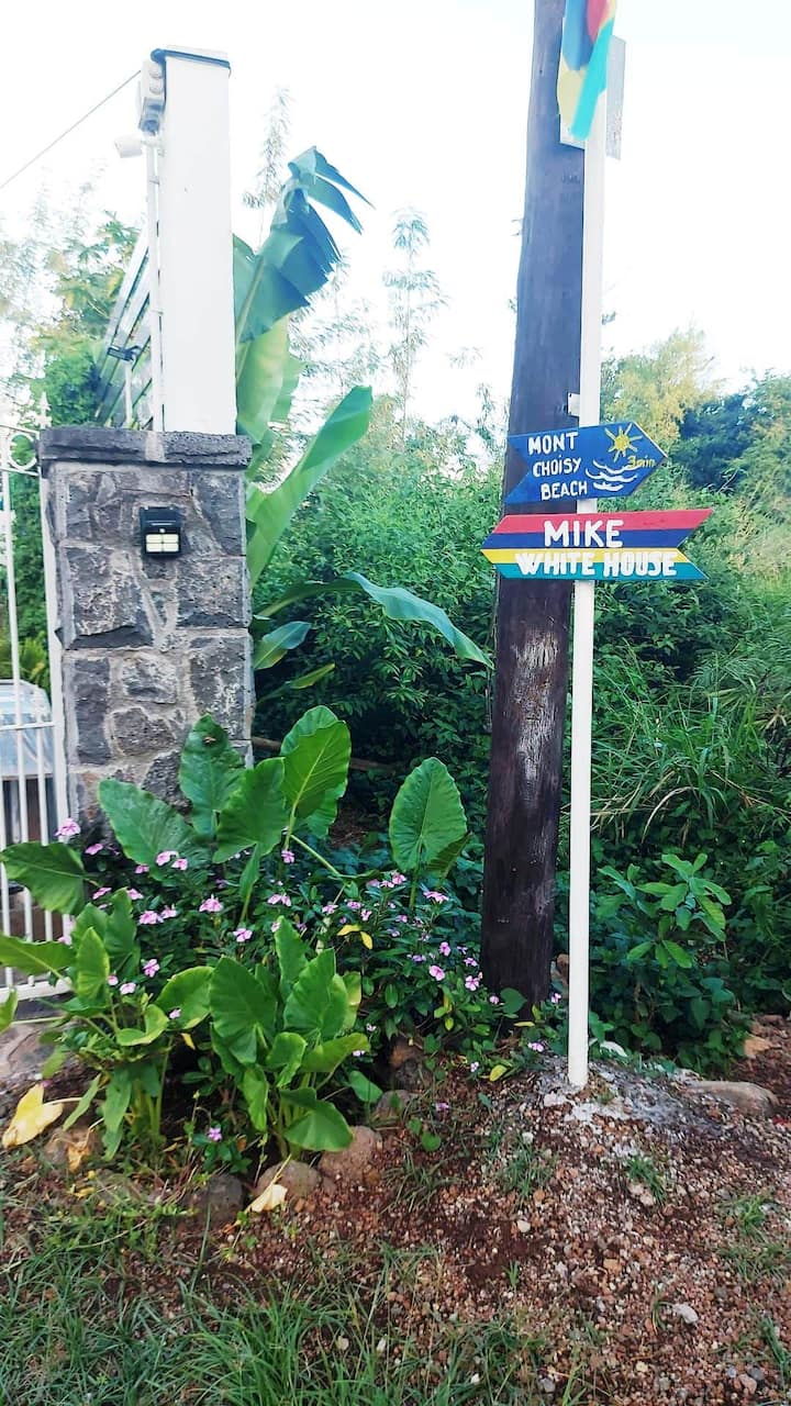 The White House With Garden Near Mont Choisy Beach - Mauritius