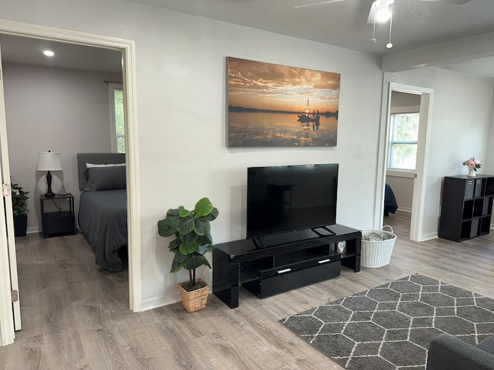 Cute Upstairs Apartment Right Next To Downtown. - Winter Haven