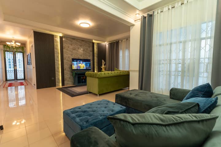 White House Pool Villa | Billiards & Lounge - Angeles
