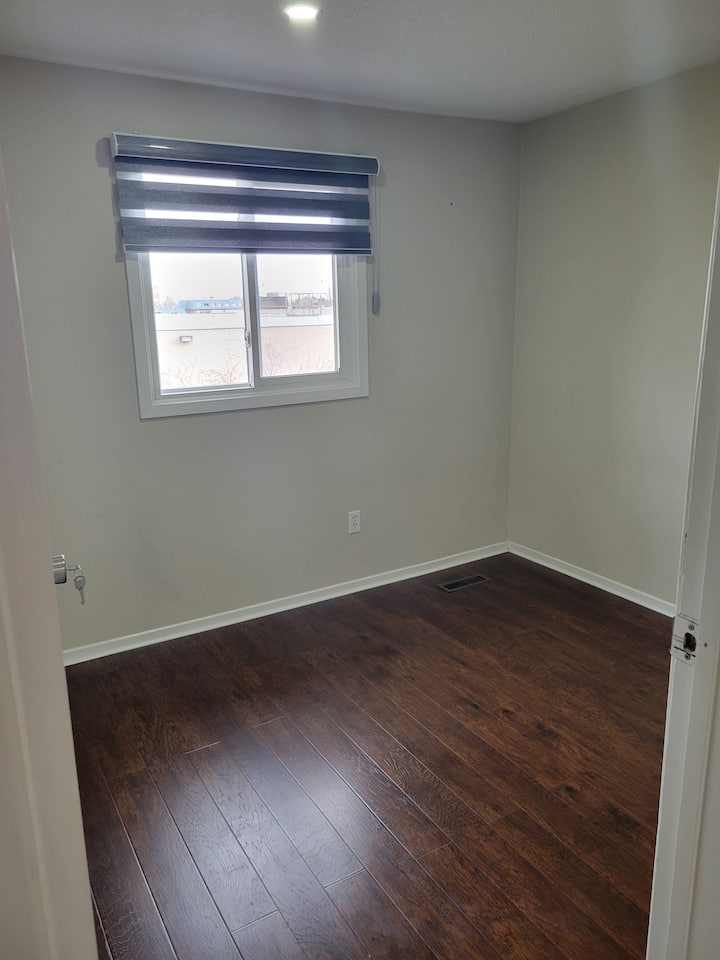 Rooms Available In Spacious 5 Bedroom Townhouse - Brampton