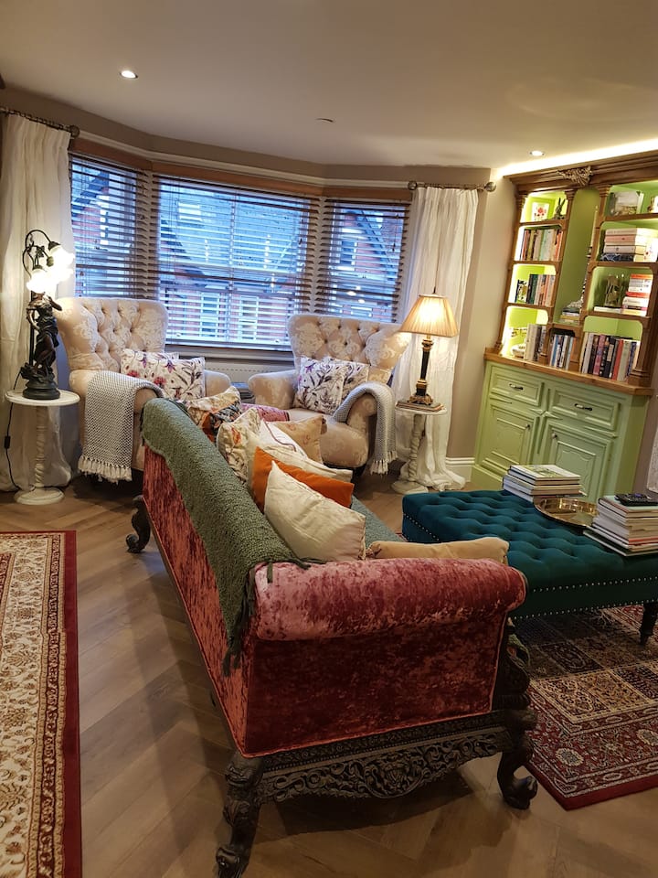 Elegant, Relaxing Victorian Duplex - 페인스윅