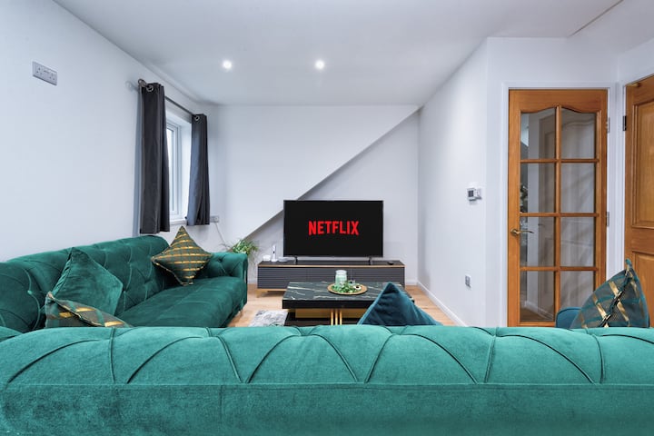 Modern Dagenham Flat | Quick Central London Reach - Romford