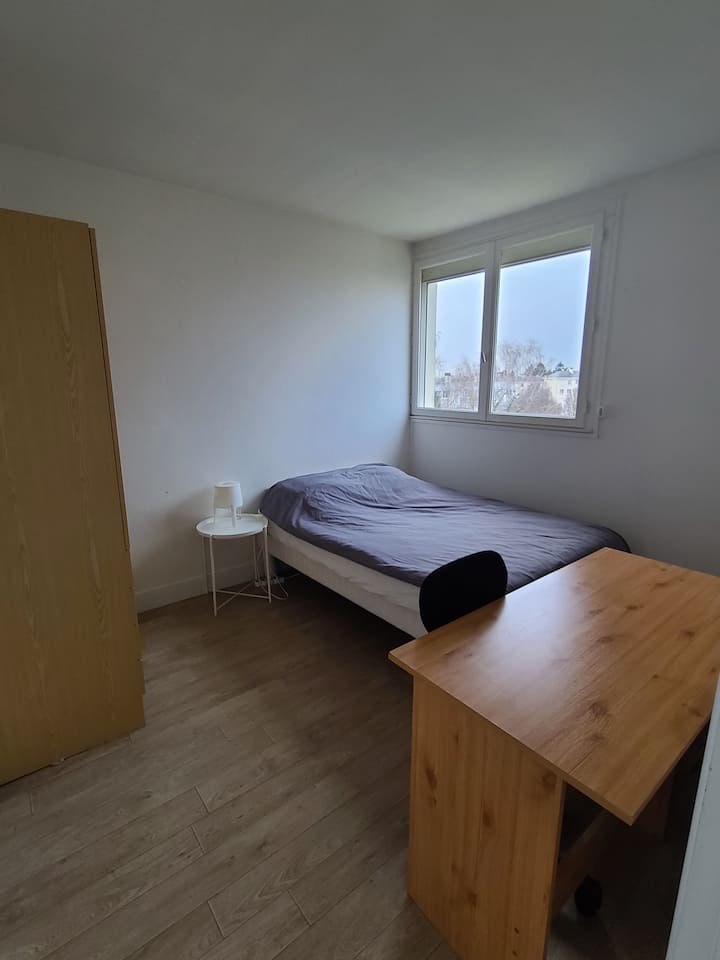 Chambre Confortable, Pratique Et Bien Aménagée - Cholet