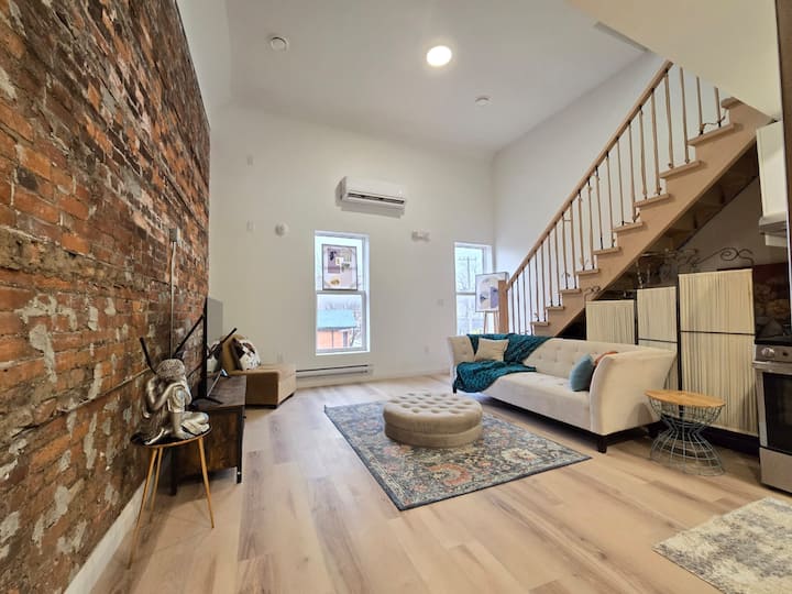 The Framing Loft | Cozy Rustic Retreat - カナダ ハミルトン