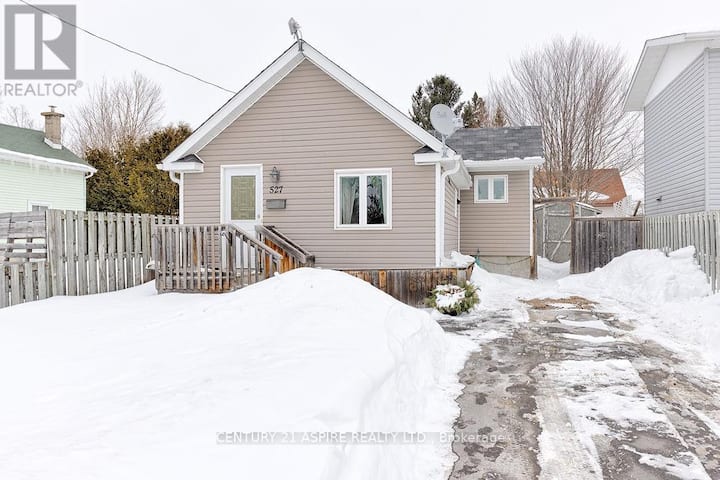 Cozy Corner | Full House In The Heart Of Pembroke - Pembroke