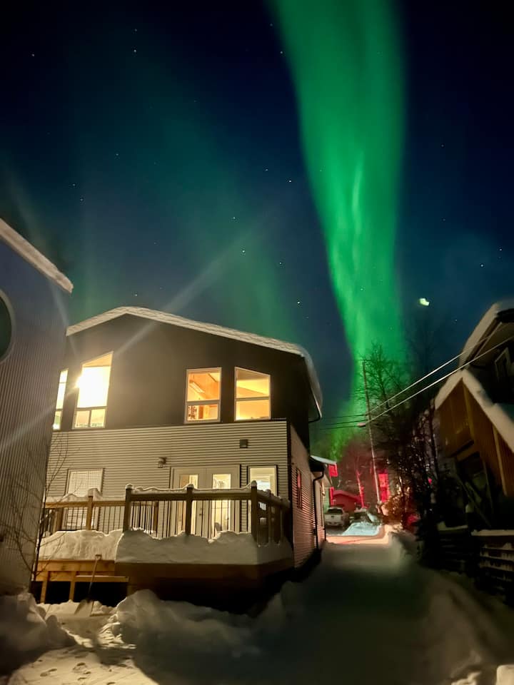 Private Aurora Waterfront Guest Suite - Great Slave Lake