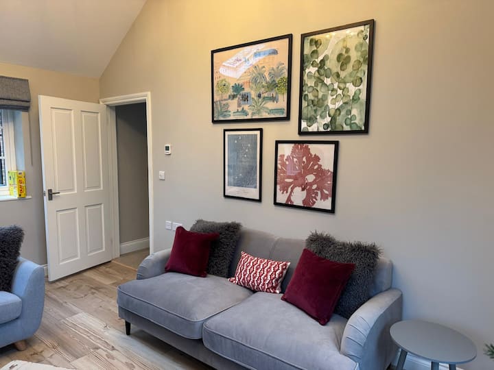 Luxury 2-bed Lodge - Log Burner & Enclosed Garden - Devizes