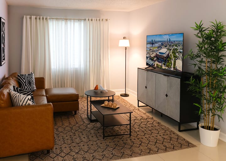 2br| Jaguar Games| Free Parking - Jacksonville, FL