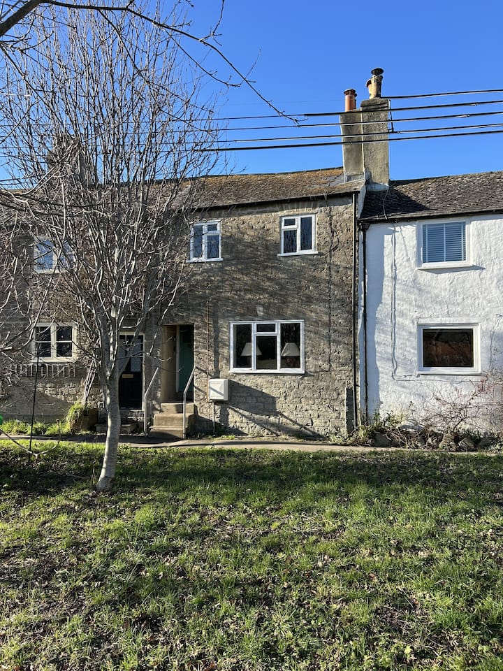 Ropers Cottage - An Artist's Home - Burton Bradstock