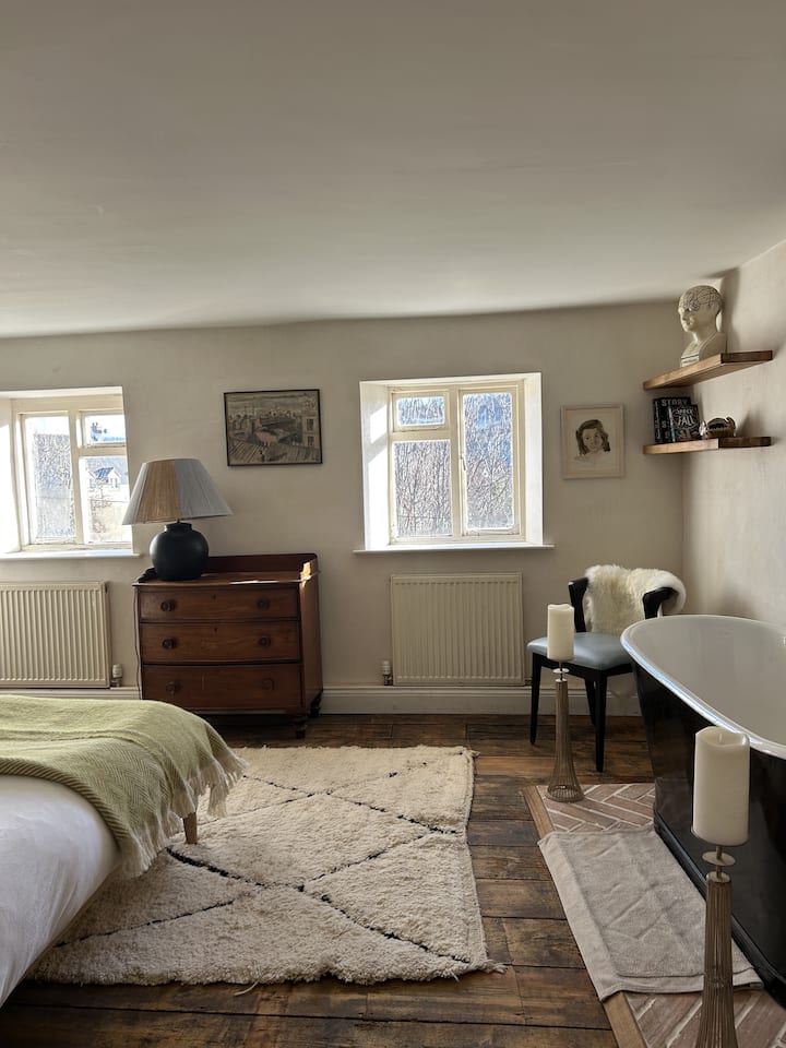Ropers Cottage - An Artist's Home - Burton Bradstock