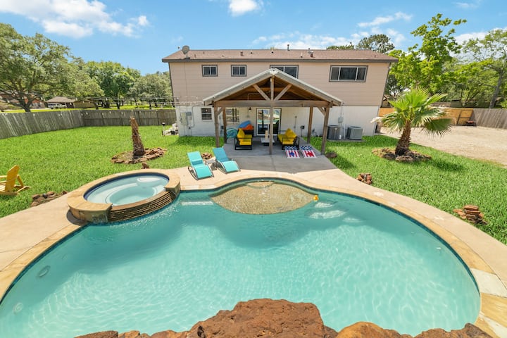 Pickleball-basketball Oasis | Pool & Spacious Home - Pearland, TX