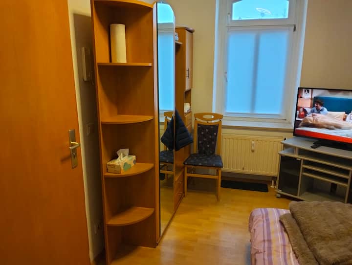 Zentrum Lauf. 5 Min
 Bäckerei 5 Met.
Lidl 50 M. - Gera