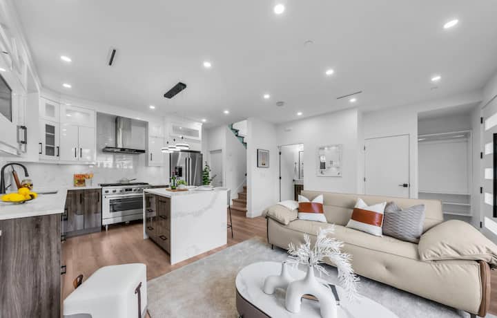 Brand New House W/ Hot Tub & Gym - Burnaby