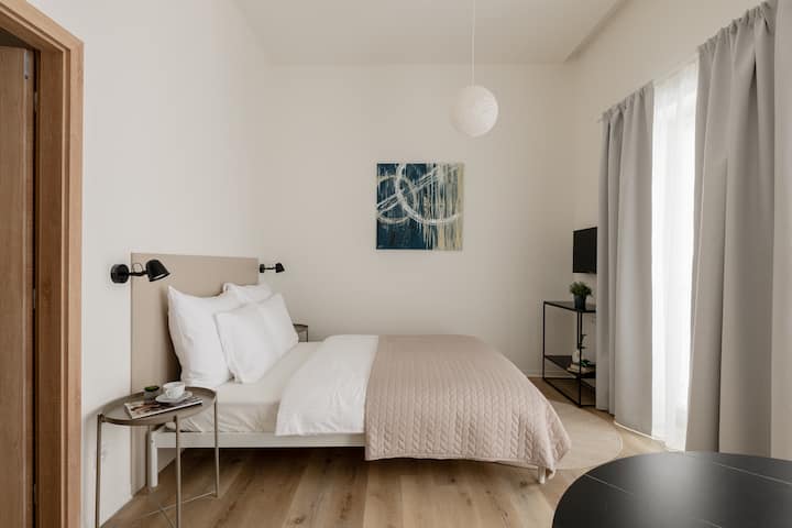 Bright Studio For 2 | Self Check-in & Fast Wifi - Praga