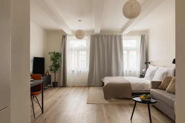 Stylish Studio For 4 | Queen Bed | Sofa Bed - Prague Václav Havel Airport (PRG)