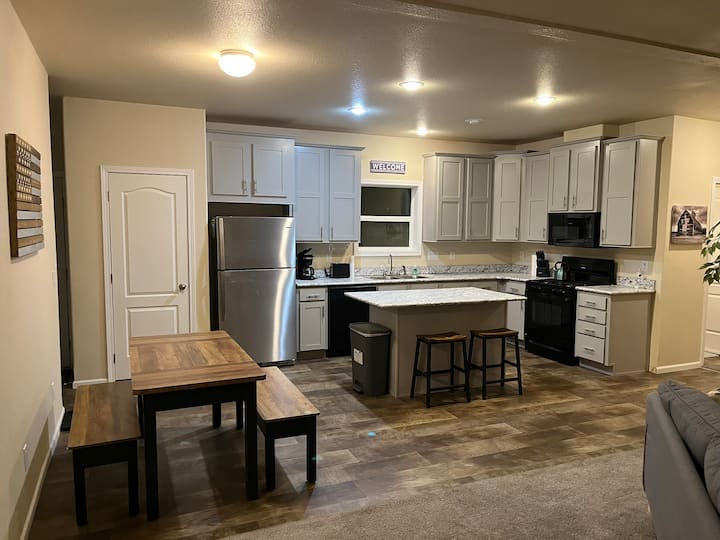 Quiet And Comfortable. The Blue Home - Splash Park, Delta