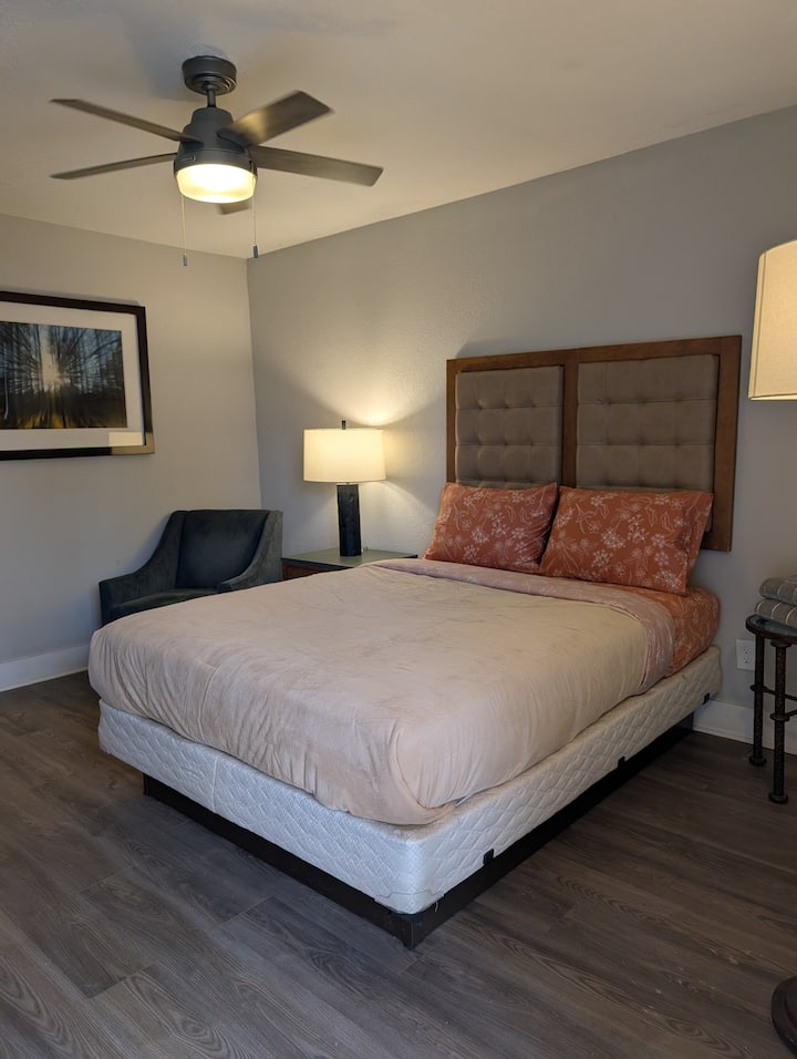15 Min To Downtown |
Self Check-in W/ Gated Area - Houston, TX