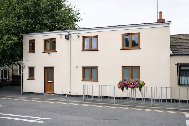 Cosy 2-br House •2 Ensuite • Uni & Hospital Nearby - Northampton