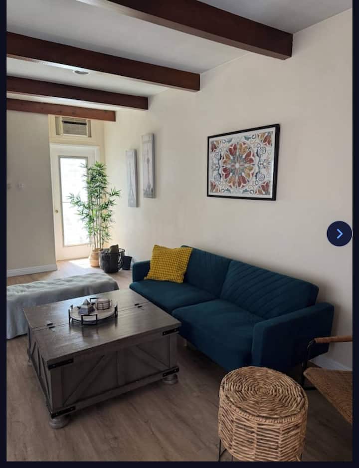 Clean & Comfortable 2-bedroom Home Near Burbank - Burbank, CA