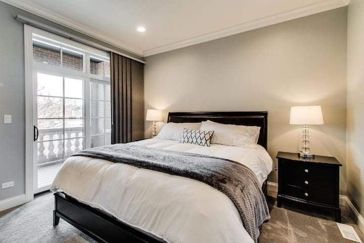 Deluxe King Room W/ Balcony · The Sono B&b - Chicago, IL