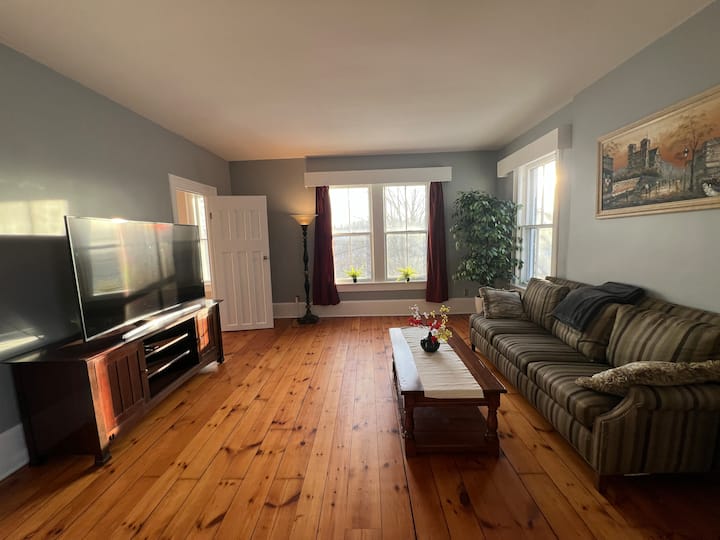 Cozy Entire 2br Floor W/ Kitchen & Private Entry - Syracuse, NY