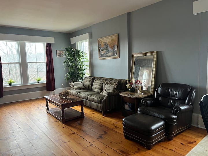 Cozy Entire 2br Floor W/ Kitchen & Private Entry - Syracuse, NY