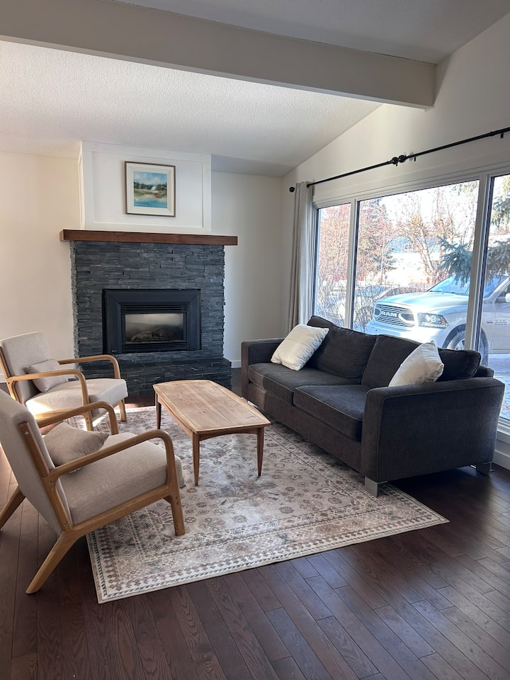 Spacious 3-bedroom Home With Yard - Red Deer