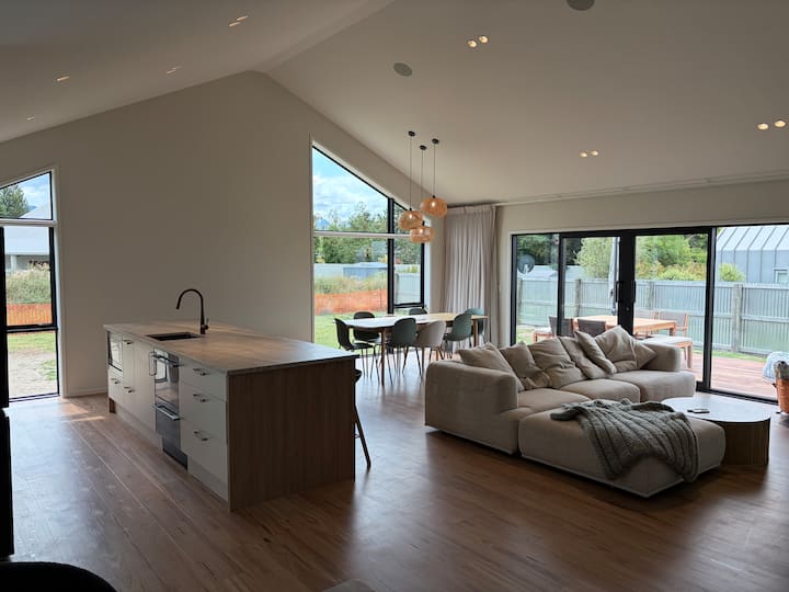 Stylish New 4 Bedroom Home On Totara Drive - Twizel