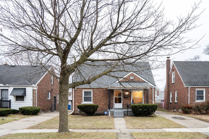 Quiet Warren Home Near 8 Mile & Highways - Warren, MI