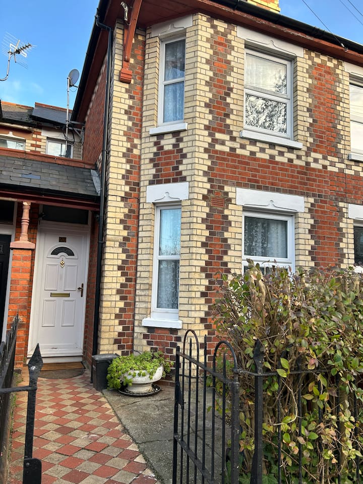 (Room1)walking Distance To Rbh, R. Uni & Town. - Reading