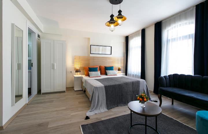 Sun-filled Studio Apartment 1 Min To Istiklal - İstanbul