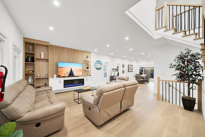 Brand New Cozy 5br Home | Perfect For Families - New Westminster