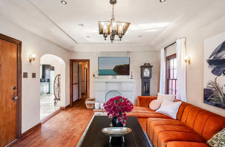Vintage Casa: Central Lb Gem W/backyard Oasis - Long Beach, CA