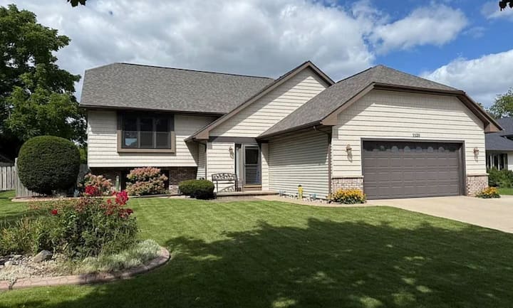 1120 Park Ridge Ave - Oshkosh, WI