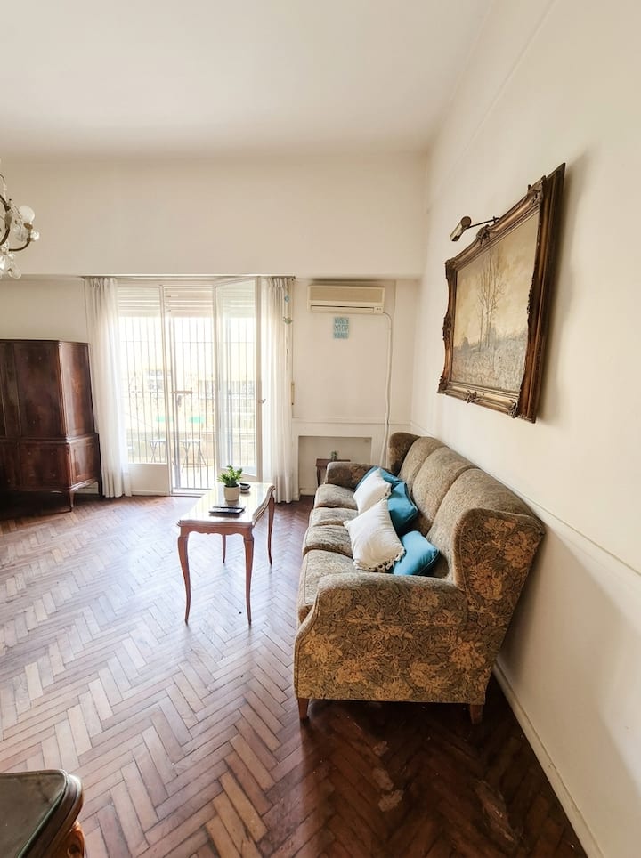 Bright Vintage Apartment With Balcony In San Telmo - Buenos Aires