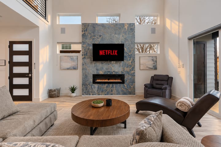 Modern Design 3br +2 Living Rooms + High Ceilings - Dallas