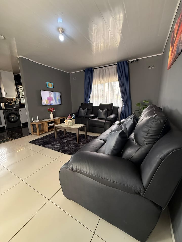 Peaceful, Modern & Comfortable 2‑bedroom Retreat - Zimbabwe
