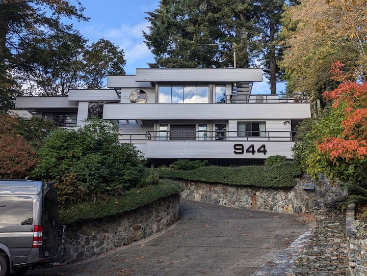 Architect's Mid-century Home In An Urban Forest - Saanich